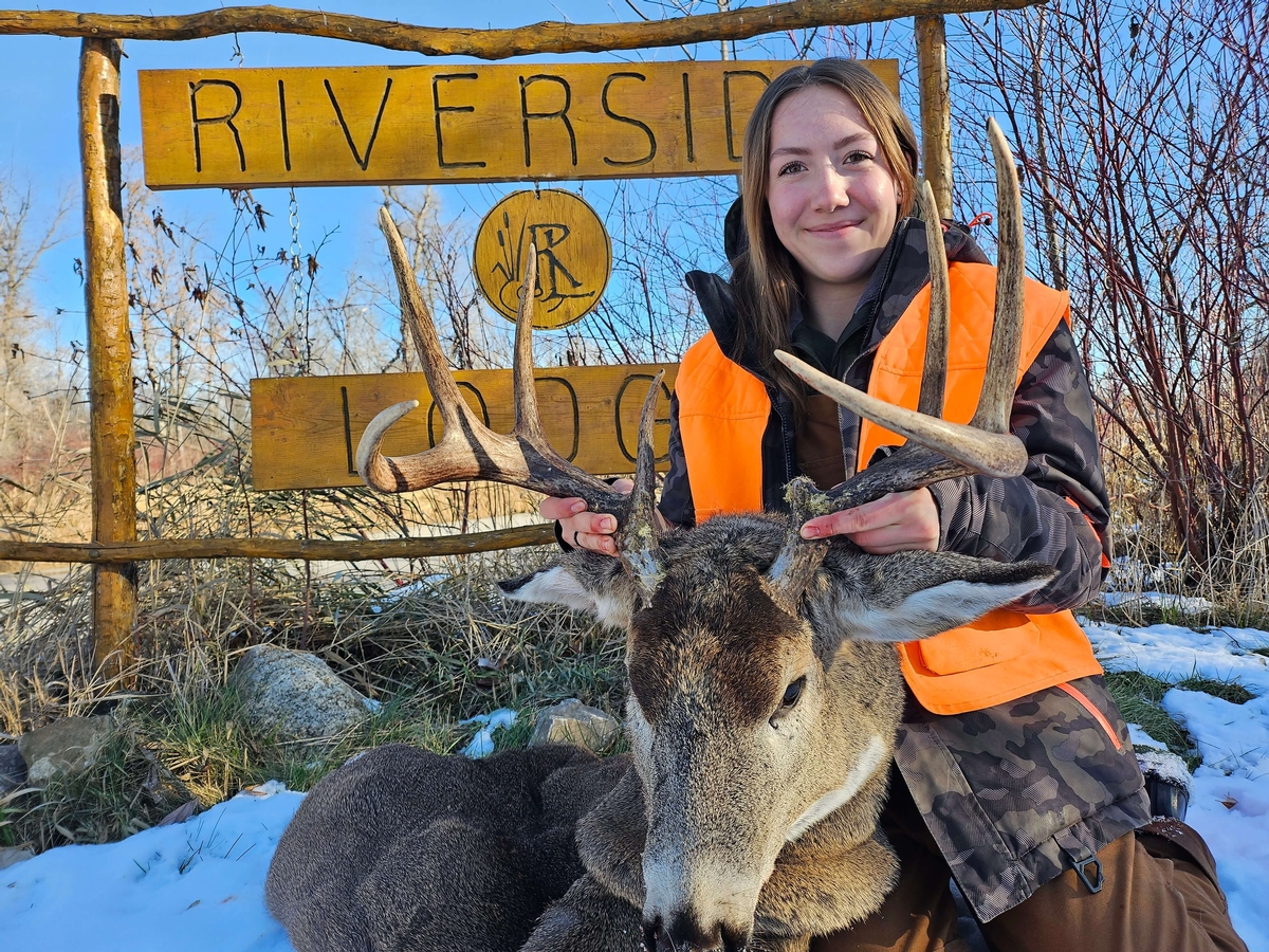 Whitetail Hunting Photo Gallery Manitoba Canada Riverside Lodge